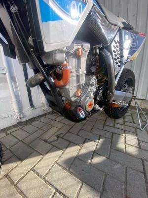 White KTM Supermoto 2010 in Panevezys, with an engine capacity of 0.45 L and mileage of 0 thousand km for 4300 €, photo 6 on AUTOMOTO.COM.LV
