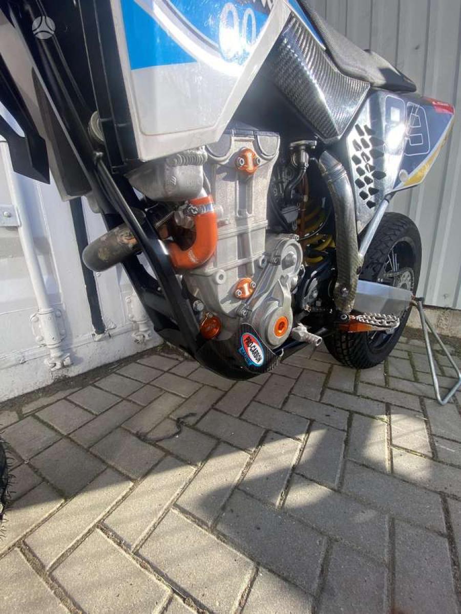 White KTM Supermoto 2010 in Panevezys, with an engine capacity of 0.45 L and mileage of 0 thousand km for 4300 €, photo 6 on AUTOMOTO.COM.LV