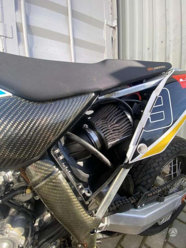 White KTM Supermoto 2010 in Panevezys, with an engine capacity of 0.45 L and mileage of 0 thousand km for 4300 €, photo 7 on AUTOMOTO.COM.LV
