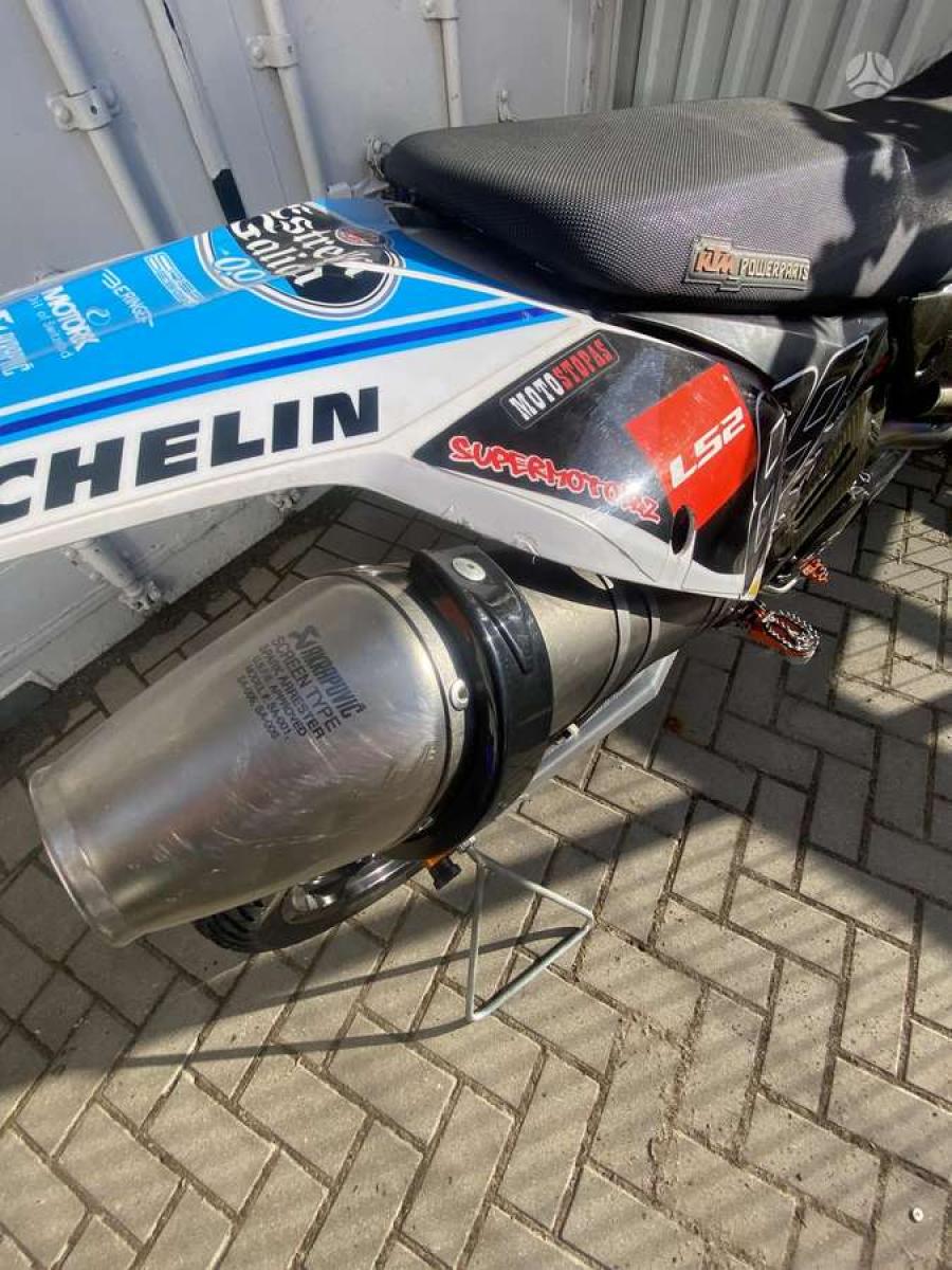 White KTM Supermoto 2010 in Panevezys, with an engine capacity of 0.45 L and mileage of 0 thousand km for 4300 €, photo 11 on AUTOMOTO.COM.LV