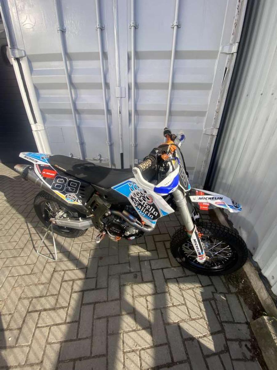 White KTM Supermoto 2010 in Panevezys, with an engine capacity of 0.45 L and mileage of 0 thousand km for 4300 €, photo 14 on AUTOMOTO.COM.LV