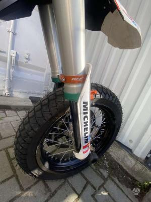 White KTM Supermoto 2010 in Panevezys, with an engine capacity of 0.45 L and mileage of 0 thousand km for 4300 €, photo 15 on AUTOMOTO.COM.LV