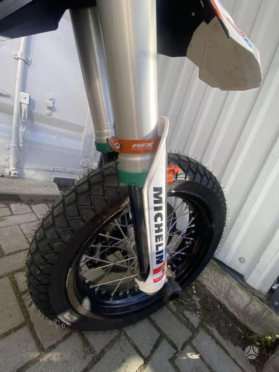 White KTM Supermoto 2010 in Panevezys, with an engine capacity of 0.45 L and mileage of 0 thousand km for 4300 €, photo 15 on AUTOMOTO.COM.LV