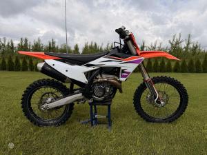 Balts KTM SX 2024 Viļņa, ar dzinēja tilpumu 0.35 L un nobraukumu 97 tūkst. km par 5500 €, foto  vietnē AUTOMOTO.COM.LV
