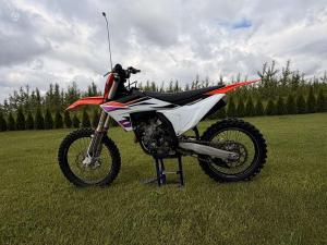 Белый КТМ SX 2024 в Вильнюс, объемом двигателя 0.35 л и пробегом 97 тыс. км за 5500 €, фото 3 на AUTOMOTO.COM.LV