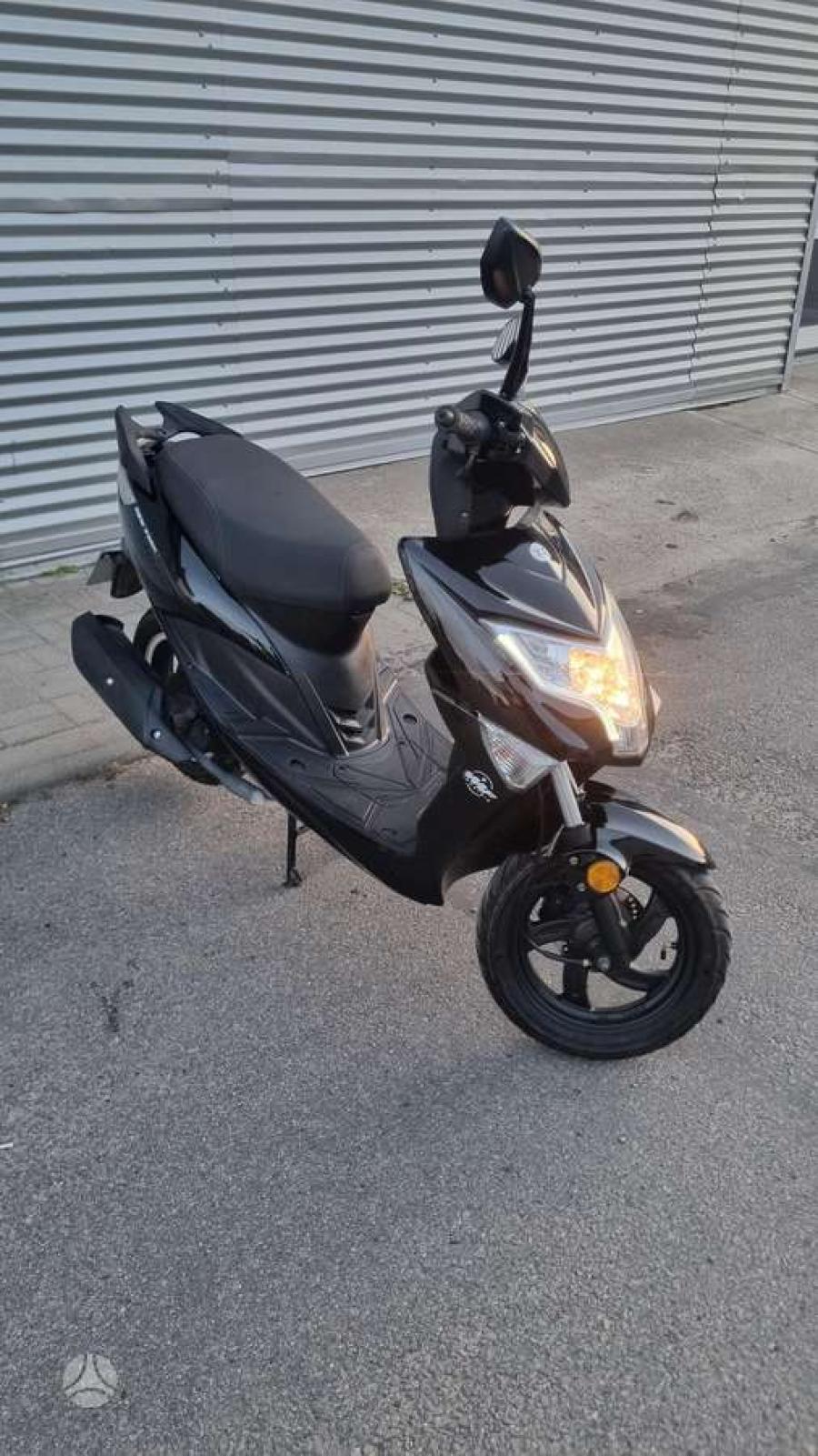 Melns Kymco Agility 50 2025 Šauļi, ar dzinēja tilpumu 50.00 L un nobraukumu 3 tūkst. km par 899 €, foto 1 vietnē AUTOMOTO.COM.LV