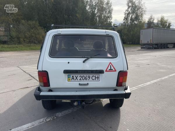 Белый Лада Niva 2002 в Шяуляй, объемом двигателя 1.70 л и пробегом 74 тыс. км за 1900 €, фото 5 на AUTOMOTO.COM.LV
