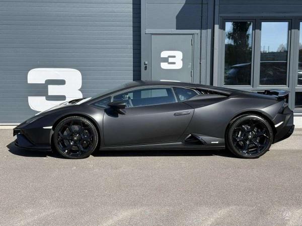 Ламборджини Хуракан 2024 в Таллин на AUTOMOTO.COM.LV Черный Ламборджини Хуракан 2024 в Таллин, объемом двигателя 5.20 л и пробегом 4 тыс. км за 324995 €, фото 4 на AUTOMOTO.COM.LV