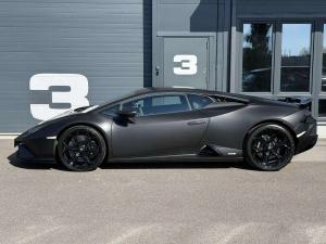 Black Lamborghini Huracan 2024 in Tallinn, with an engine capacity of 5.20 L and mileage of 4 thousand km for 324995 €, photo 4 on AUTOMOTO.COM.LV