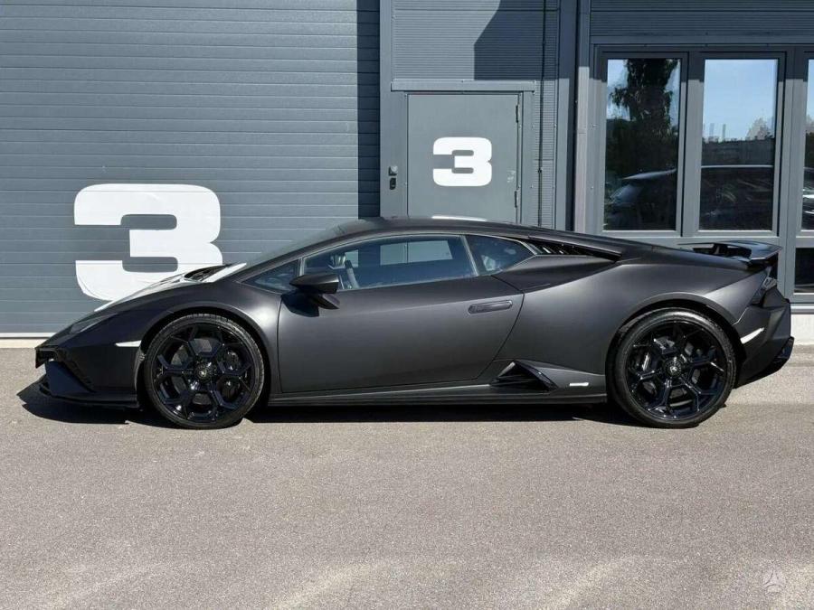 Black Lamborghini Huracan 2024 in Tallinn, with an engine capacity of 5.20 L and mileage of 4 thousand km for 324995 €, photo 4 on AUTOMOTO.COM.LV