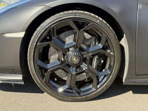 Black Lamborghini Huracan 2024 in Tallinn, with an engine capacity of 5.20 L and mileage of 4 thousand km for 324995 €, photo 6 on AUTOMOTO.COM.LV
