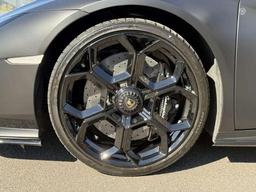 Black Lamborghini Huracan 2024 in Tallinn, with an engine capacity of 5.20 L and mileage of 4 thousand km for 324995 €, photo 6 on AUTOMOTO.COM.LV