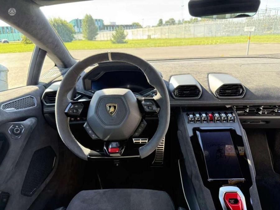 Black Lamborghini Huracan 2024 in Tallinn, with an engine capacity of 5.20 L and mileage of 4 thousand km for 324995 €, photo 15 on AUTOMOTO.COM.LV
