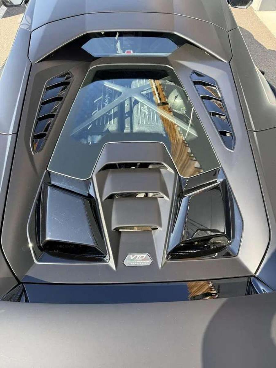 Black Lamborghini Huracan 2024 in Tallinn, with an engine capacity of 5.20 L and mileage of 4 thousand km for 324995 €, photo 27 on AUTOMOTO.COM.LV