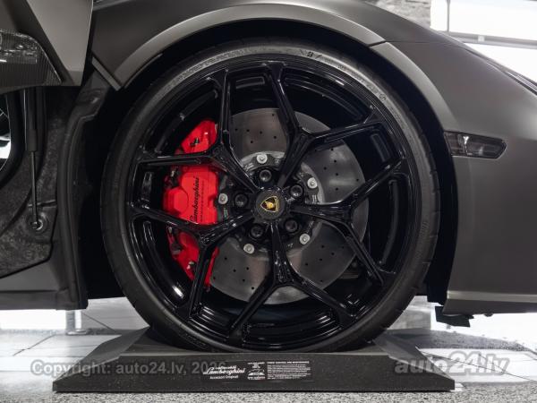 Pelēks Lamborghini Revuelto 2024 Tallina, ar dzinēja tilpumu 6.50 L un nobraukumu 1 tūkst. km par 682000 €, foto 8 vietnē AUTOMOTO.COM.LV