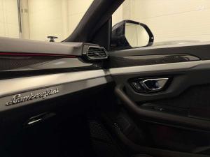 Melns Lamborghini Urus 2020 Viļņa, ar dzinēja tilpumu 4.00 L un nobraukumu 107 tūkst. km par 179990 €, foto 24 vietnē AUTOMOTO.COM.LV