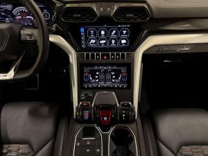 Melns Lamborghini Urus 2020 Viļņa, ar dzinēja tilpumu 4.00 L un nobraukumu 107 tūkst. km par 179990 €, foto 25 vietnē AUTOMOTO.COM.LV
