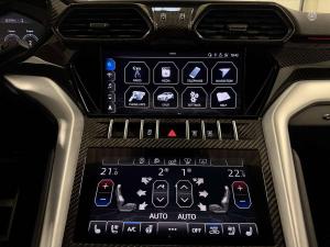 Melns Lamborghini Urus 2020 Viļņa, ar dzinēja tilpumu 4.00 L un nobraukumu 107 tūkst. km par 179990 €, foto 26 vietnē AUTOMOTO.COM.LV