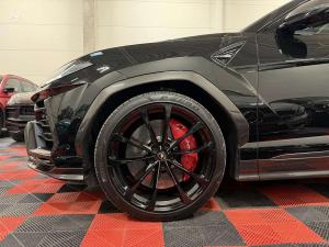 Black Lamborghini Urus 2020 in Vilnius, with an engine capacity of 4.00 L and mileage of 107 thousand km for 174990 €, photo 8 on AUTOMOTO.COM.LV