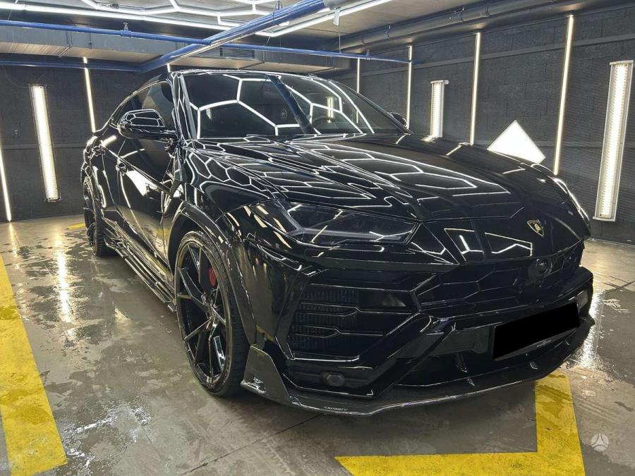 Black Lamborghini Urus 2021 in Klaipeda, with an engine capacity of 4.00 L and mileage of 41 thousand km for 225000 €, photo 3 on AUTOMOTO.COM.LV