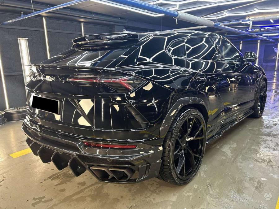 Black Lamborghini Urus 2021 in Klaipeda, with an engine capacity of 4.00 L and mileage of 41 thousand km for 225000 €, photo 4 on AUTOMOTO.COM.LV