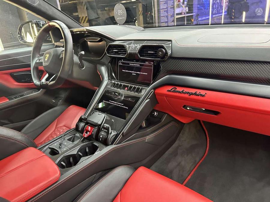 Black Lamborghini Urus 2021 in Klaipeda, with an engine capacity of 4.00 L and mileage of 41 thousand km for 225000 €, photo 17 on AUTOMOTO.COM.LV