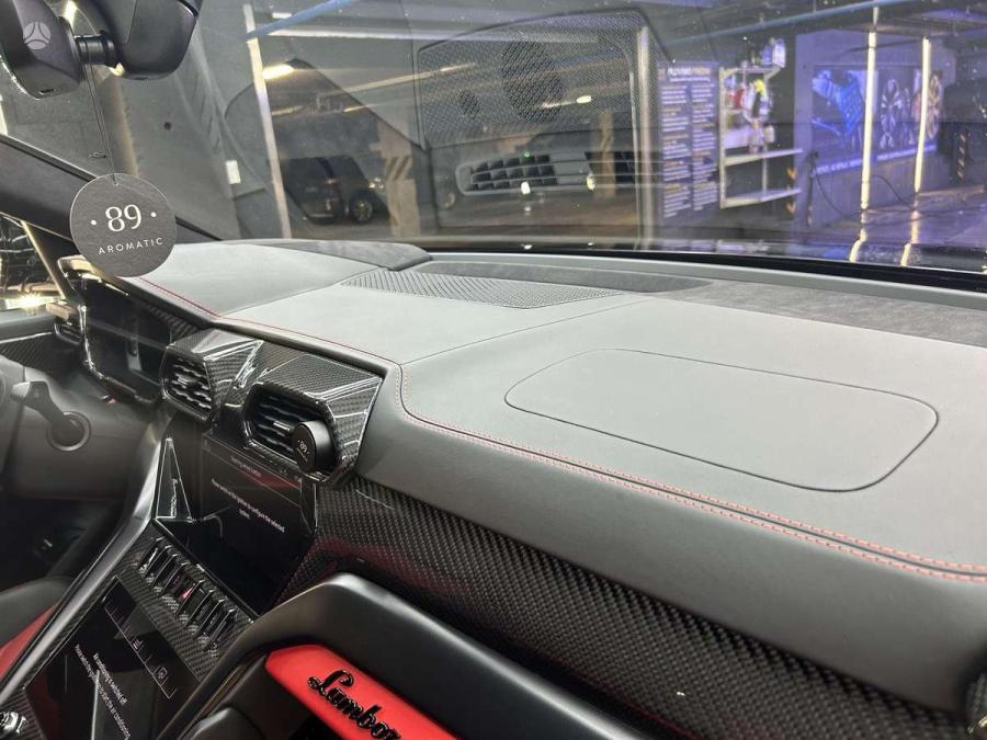 Black Lamborghini Urus 2021 in Klaipeda, with an engine capacity of 4.00 L and mileage of 41 thousand km for 225000 €, photo 20 on AUTOMOTO.COM.LV