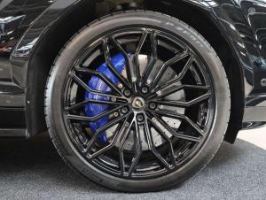 Melns Lamborghini Urus 2026 Tallina, ar dzinēja tilpumu 4.00 L un nobraukumu 4 tūkst. km par 329000 €, foto 17 vietnē AUTOMOTO.COM.LV