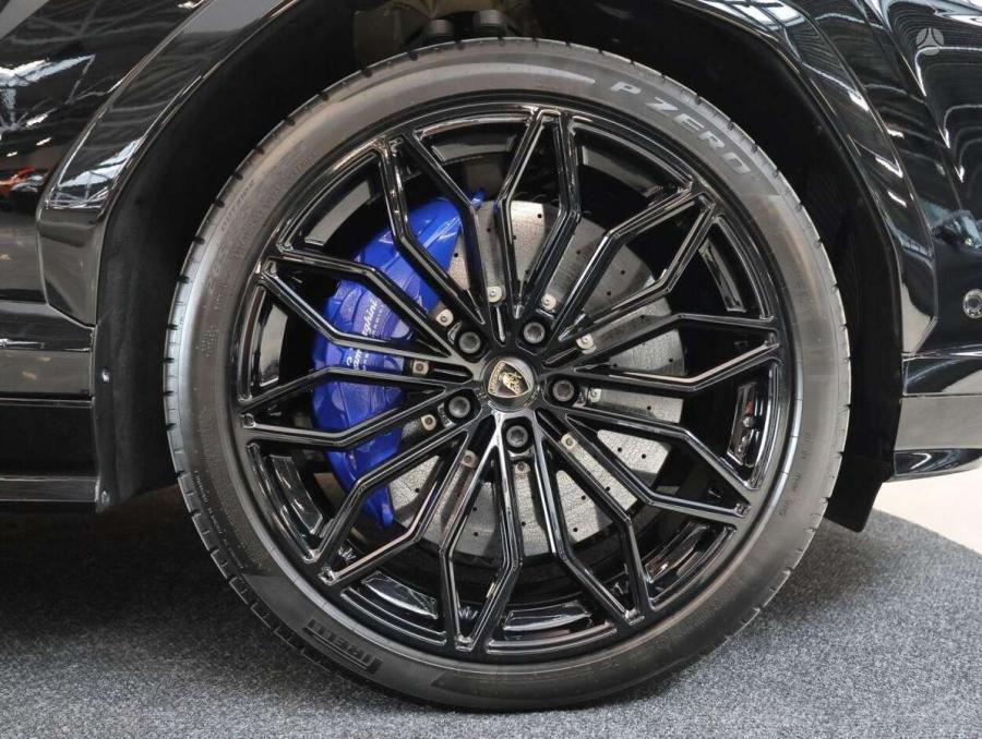 Melns Lamborghini Urus 2026 Tallina, ar dzinēja tilpumu 4.00 L un nobraukumu 4 tūkst. km par 329000 €, foto 17 vietnē AUTOMOTO.COM.LV
