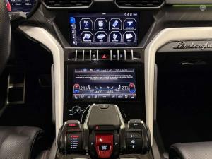 Zils Lamborghini Urus 2019 Viļņa, ar dzinēja tilpumu 4.00 L un nobraukumu 121 tūkst. km par 225000 €, foto 29 vietnē AUTOMOTO.COM.LV