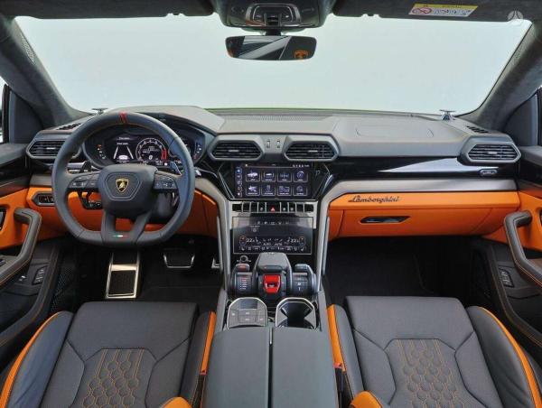 Zaļš Lamborghini Urus 2024 Tallina, ar dzinēja tilpumu 4.00 L un nobraukumu 0 tūkst. km par 305000 €, foto 5 vietnē AUTOMOTO.COM.LV