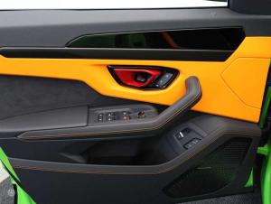 Zaļš Lamborghini Urus 2024 Tallina, ar dzinēja tilpumu 4.00 L un nobraukumu 0 tūkst. km par 305000 €, foto 16 vietnē AUTOMOTO.COM.LV