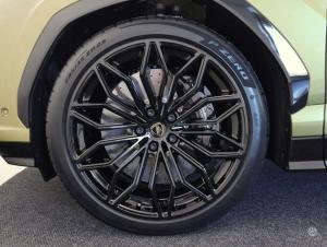 Zaļš Lamborghini Urus 2026 Tallina, ar dzinēja tilpumu 4.00 L un nobraukumu 0 tūkst. km par 366778 €, foto 18 vietnē AUTOMOTO.COM.LV