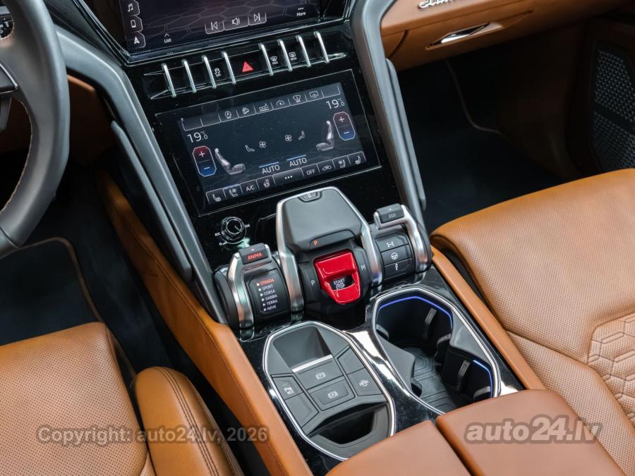 Grey Lamborghini Urus 2021 in Tallinn, with an engine capacity of 4.00 L and mileage of 24 thousand km for 244900 €, photo 13 on AUTOMOTO.COM.LV