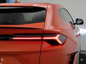 Oranžs Lamborghini Urus 2025 Tallina, ar dzinēja tilpumu 4.00 L un nobraukumu 6 tūkst. km par 330000 €, foto 21 vietnē AUTOMOTO.COM.LV