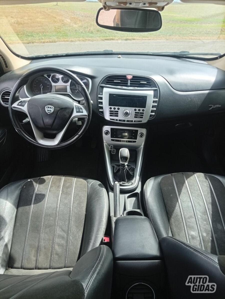 Pelēks Lancia Delta 2009 Vilkaviškis, ar dzinēja tilpumu 2.00 L un nobraukumu 314 tūkst. km par 1200 €, foto 10 vietnē AUTOMOTO.COM.LV