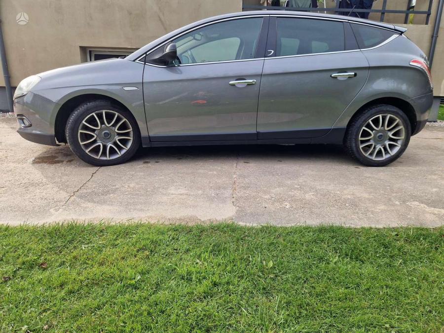 Grey Lancia Delta 2010 in Mazeikiai, with an engine capacity of 1.60 L and mileage of 218 thousand km for 2999 €, photo 3 on AUTOMOTO.COM.LV