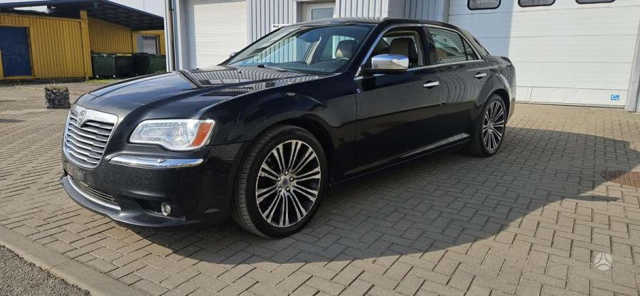 Melns Lancia Thema 2012 Kauņa, ar dzinēja tilpumu 3.00 L un nobraukumu 401 tūkst. km par 4950 €, foto 1 vietnē AUTOMOTO.COM.LV