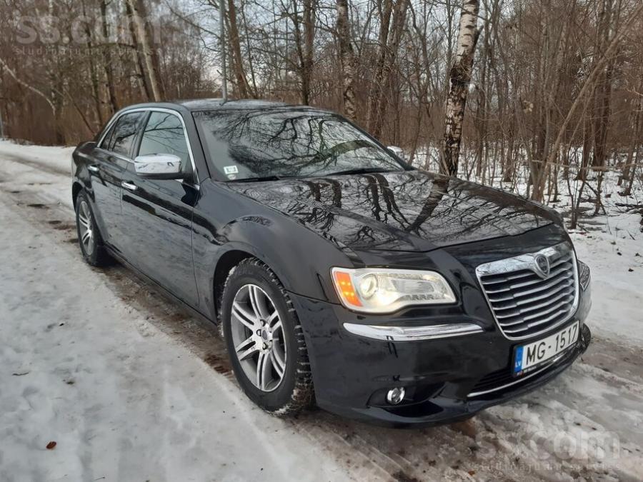 Black Lancia Thema 2013 in Riga, with an engine capacity of 3.00 L and mileage of 222 thousand km for 6800 €, photo 1 on AUTOMOTO.COM.LV
