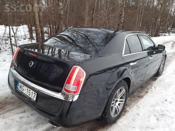 Black Lancia Thema 2013 in Riga, with an engine capacity of 3.00 L and mileage of 222 thousand km for 6800 €, photo 4 on AUTOMOTO.COM.LV