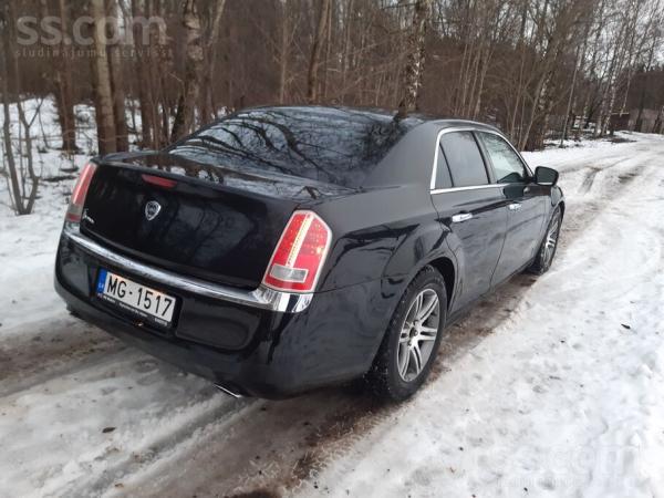 Black Lancia Thema 2013 in Riga, with an engine capacity of 3.00 L and mileage of 222 thousand km for 6800 €, photo 9 on AUTOMOTO.COM.LV