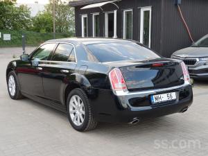 Black Lancia Thema 2013 in Riga, with an engine capacity of 3.00 L and mileage of 94 thousand km for 14900 €, photo 4 on AUTOMOTO.COM.LV