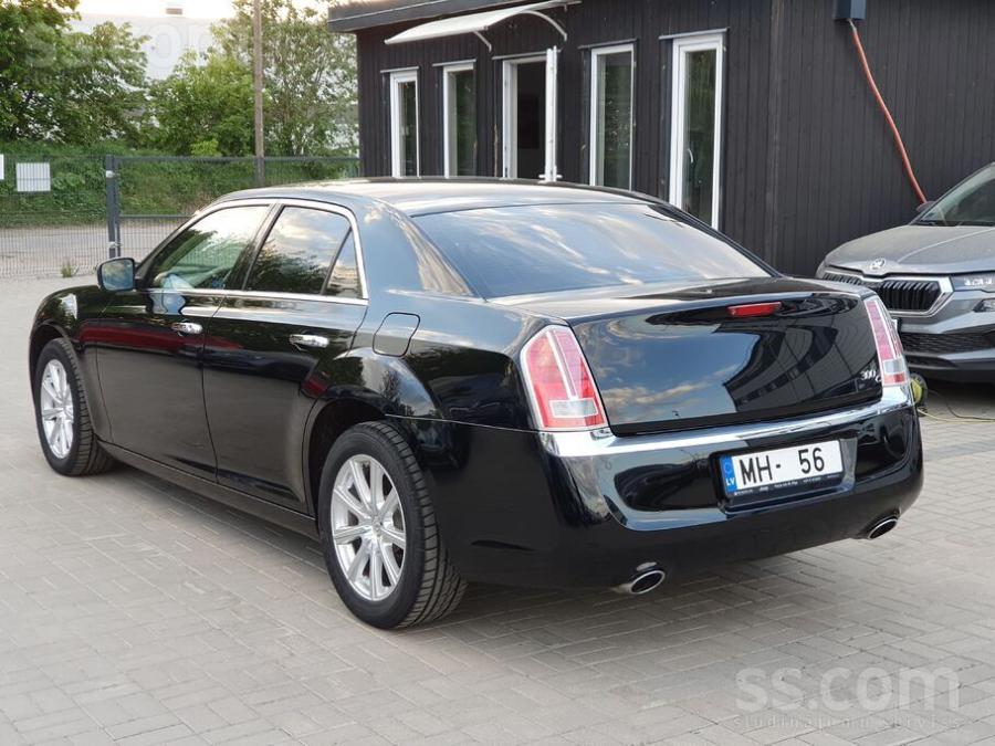 Black Lancia Thema 2013 in Riga, with an engine capacity of 3.00 L and mileage of 94 thousand km for 14900 €, photo 4 on AUTOMOTO.COM.LV