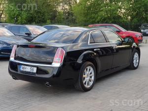 Black Lancia Thema 2013 in Riga, with an engine capacity of 3.00 L and mileage of 94 thousand km for 14900 €, photo 5 on AUTOMOTO.COM.LV