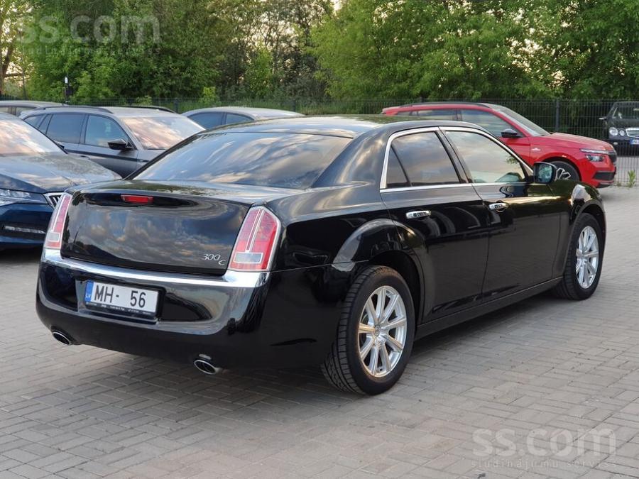 Black Lancia Thema 2013 in Riga, with an engine capacity of 3.00 L and mileage of 94 thousand km for 14900 €, photo 5 on AUTOMOTO.COM.LV