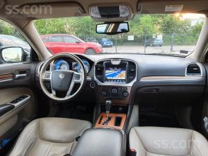 Black Lancia Thema 2013 in Riga, with an engine capacity of 3.00 L and mileage of 94 thousand km for 14900 €, photo 6 on AUTOMOTO.COM.LV