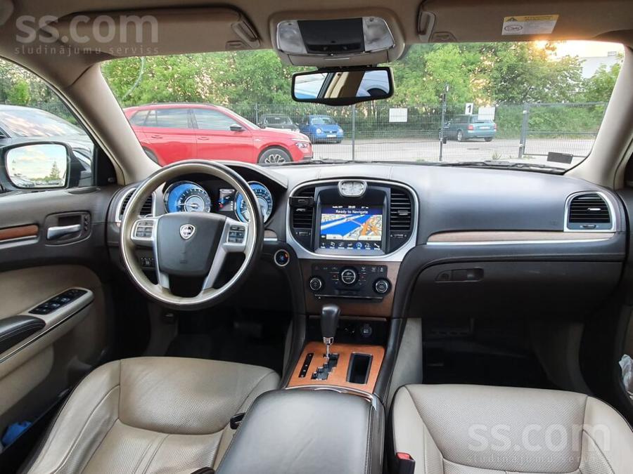 Black Lancia Thema 2013 in Riga, with an engine capacity of 3.00 L and mileage of 94 thousand km for 14900 €, photo 6 on AUTOMOTO.COM.LV