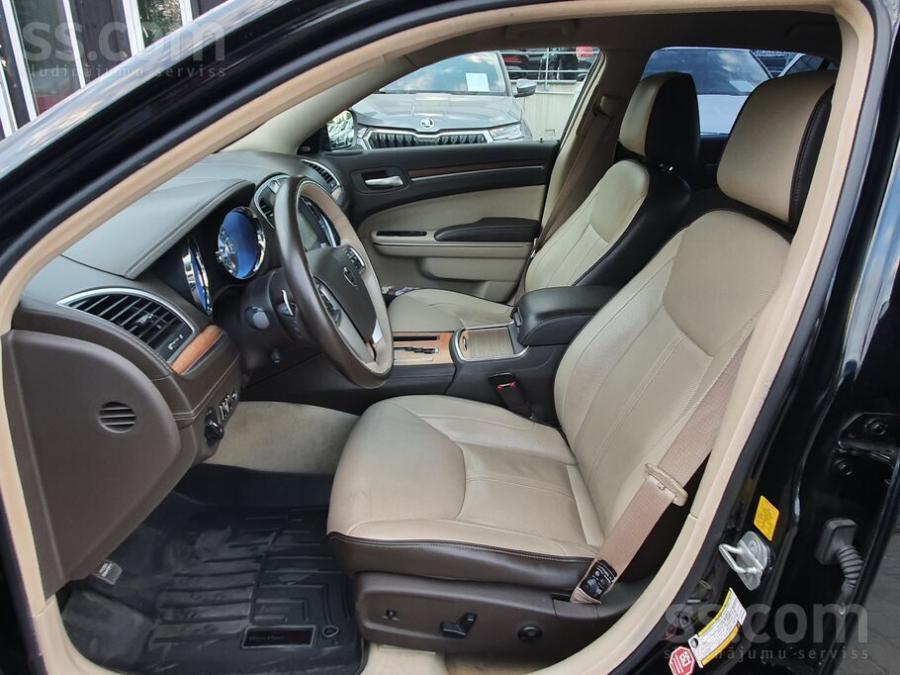 Black Lancia Thema 2013 in Riga, with an engine capacity of 3.00 L and mileage of 94 thousand km for 14900 €, photo 7 on AUTOMOTO.COM.LV