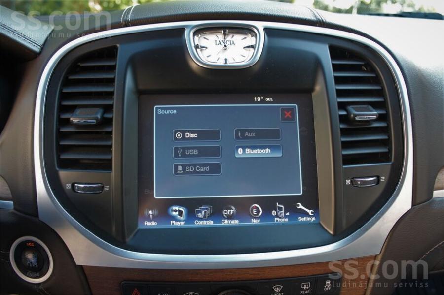 Black Lancia Thema 2013 in Riga, with an engine capacity of 3.00 L and mileage of 94 thousand km for 14900 €, photo 18 on AUTOMOTO.COM.LV