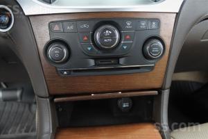 Black Lancia Thema 2013 in Riga, with an engine capacity of 3.00 L and mileage of 94 thousand km for 14900 €, photo 23 on AUTOMOTO.COM.LV